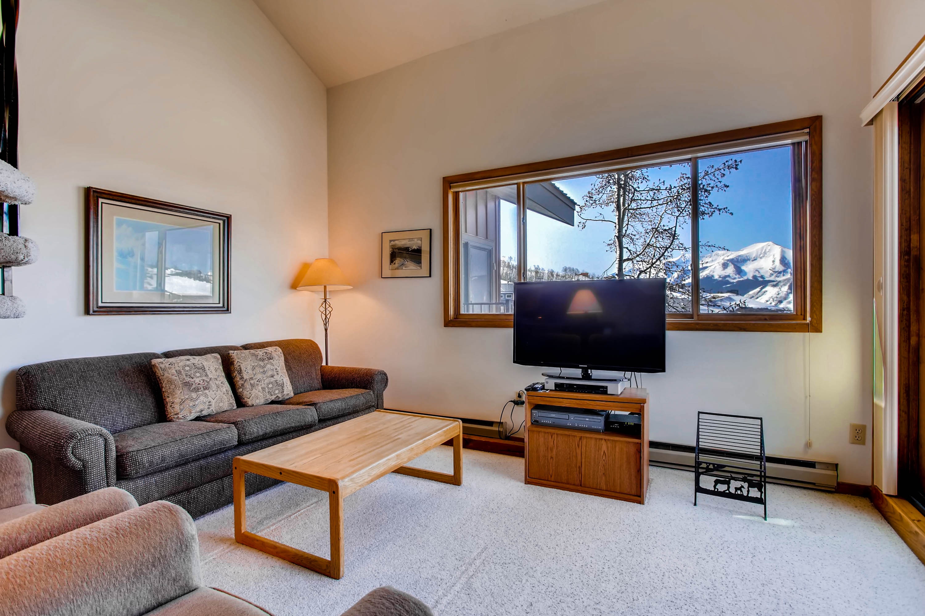 2 BR Buttes Condo- Breathtaking Views of Mountain Range | RedAwning